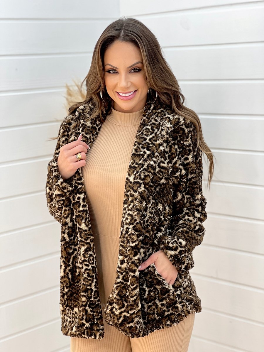 Casaca Teddy Animal Print com Capuz e Bolso